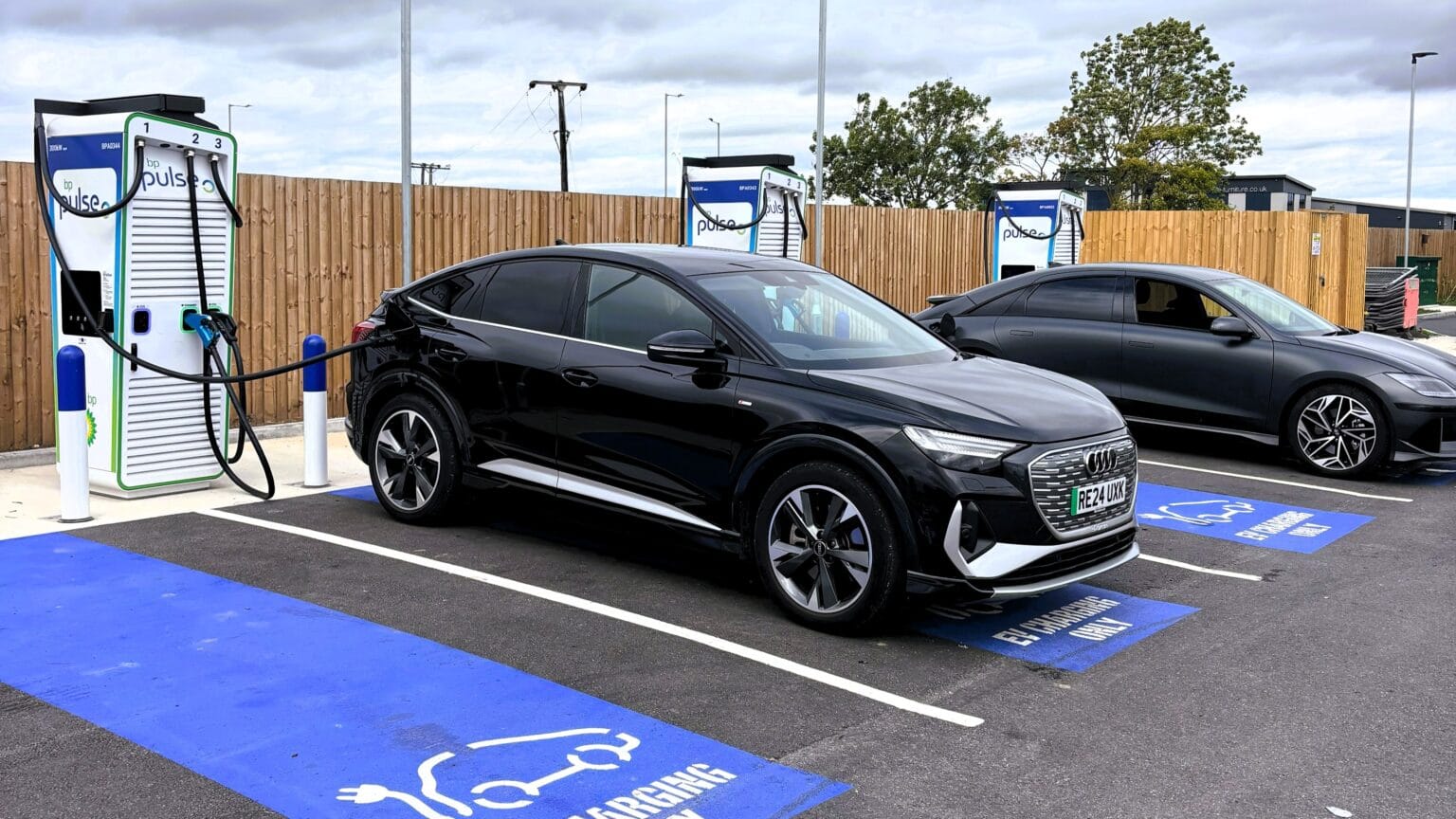 bp pulse installs four new ultra-fast EV chargers to its Glews Services ...