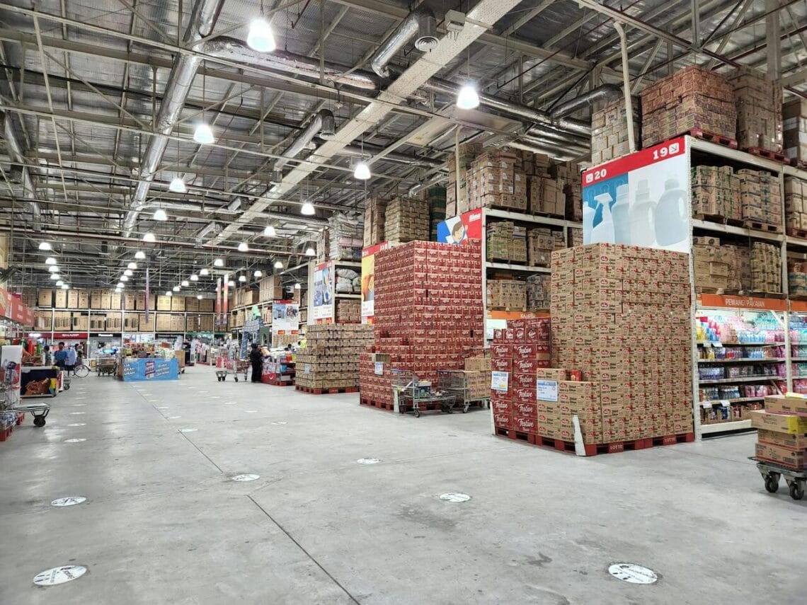 How custom labeling enhances customer experience in large-scale retail?